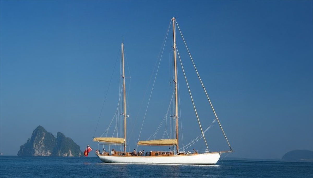 Rigging a 29-Metre Ketch in Phuket - Rolly Tasker Sails